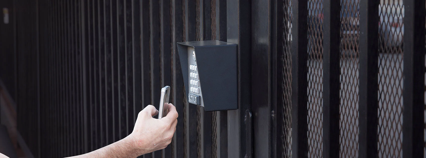 DoorKing 1515 Keypad | Solar & Smartphone-Compatible Access